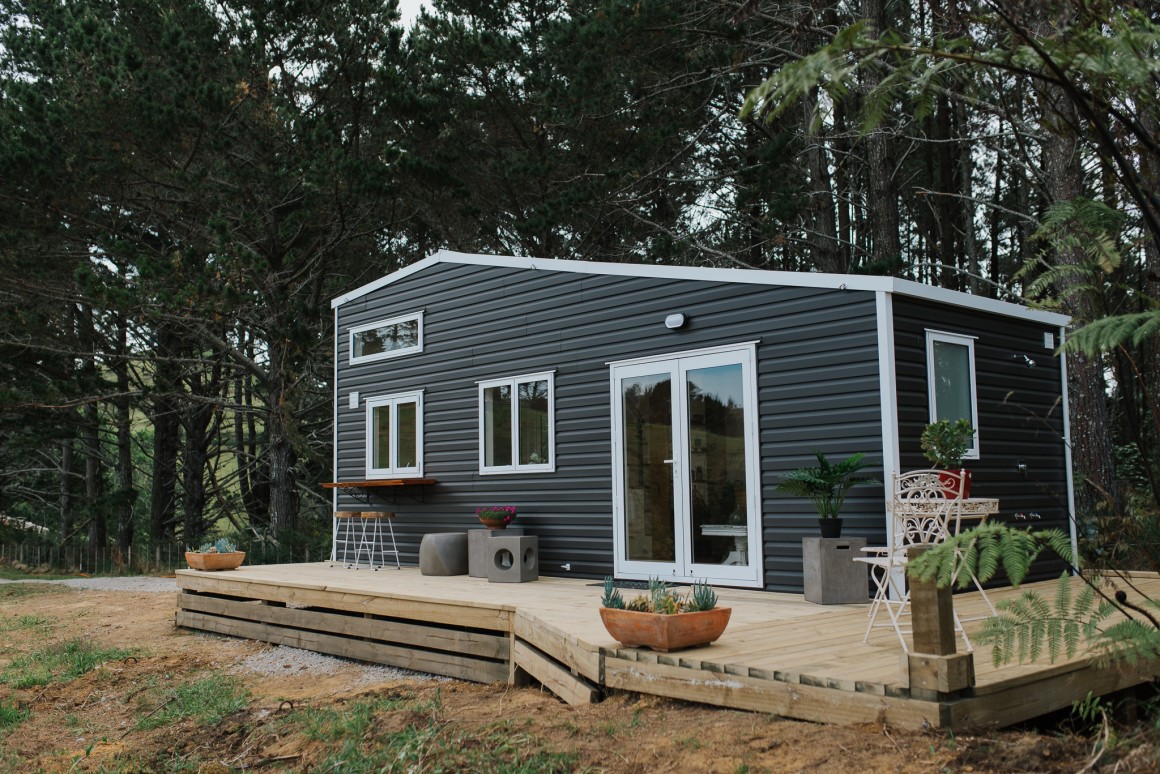 Cherry Picker Tiny House Offers Spacious Interior and Choice Views ...